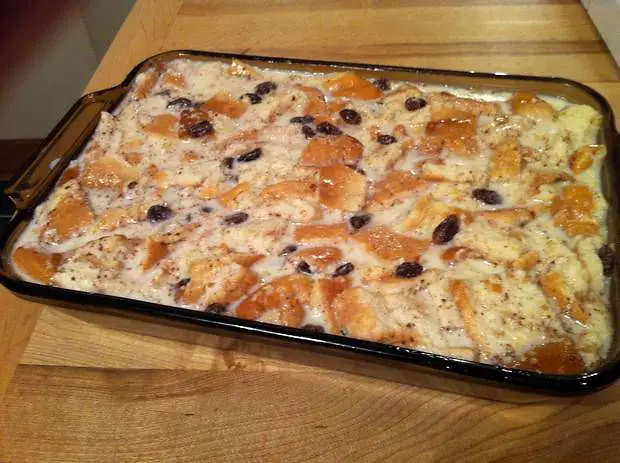 Old-Fashioned Bread Pudding With Raisins | Vintage Cooking